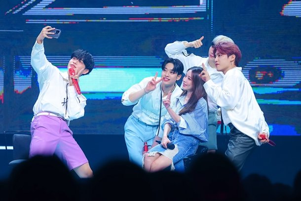 'K-909' 보아&AB6IX, 달달 셀카 : 네이트 연예