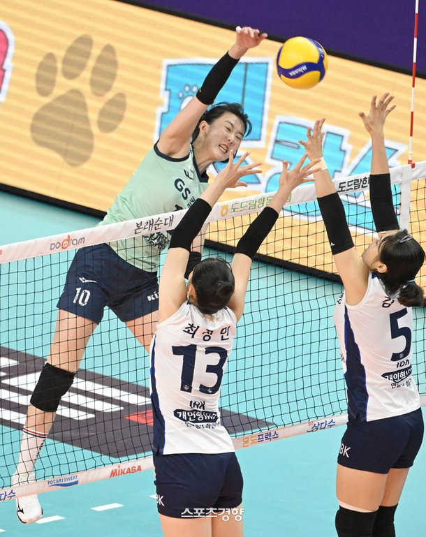 '컵대회 최다 우승팀' GS칼텍스, 6번째 KOVO컵 정상···IBK기업은행에 역전극 : 네이트 스포츠