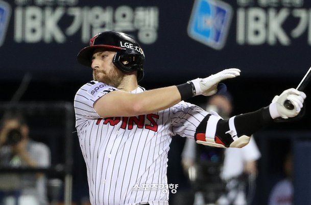 판정에 격분 항의, 퇴장, 또 항의···KBO, LG 오스틴에 50만원 벌금 부과 : 네이트 스포츠