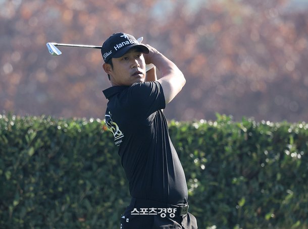 타이틀 방어 나선 박은신, KPGA 골프존 도레이 오픈 2라운드 선두 "결과보다 과정 집중" : 네이트 스포츠