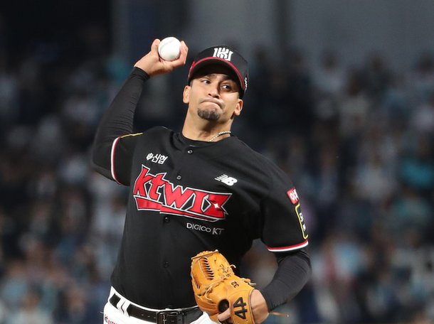 '희생'의 대명사, 쿠에바스가 또 KT를 살렸다…시리즈는 5차전으로[PO4] : 네이트 스포츠