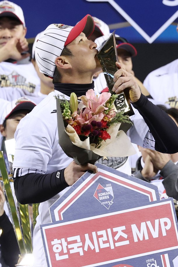 "롤렉스 반납하려 합니다"···29년 만의 KS MVP 오지환은 그 의미를 잘 알고 있다[KS 인터뷰] : 네이트 스포츠