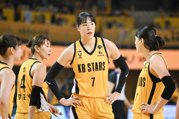 '박지수·김단비 주연, 위성우·김완수 감독'···WKBL 제작 '반지의 제왕' 개봉 박두 : 네이트 스포츠