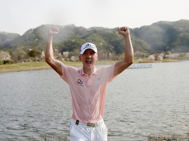 윤상필 '76전 77기' KPGA 생애 첫승 감격 "어제 샷이글은 사실 미스샷, 그때 흐름이 완전히 넘어왔다" : 네이트 스포츠