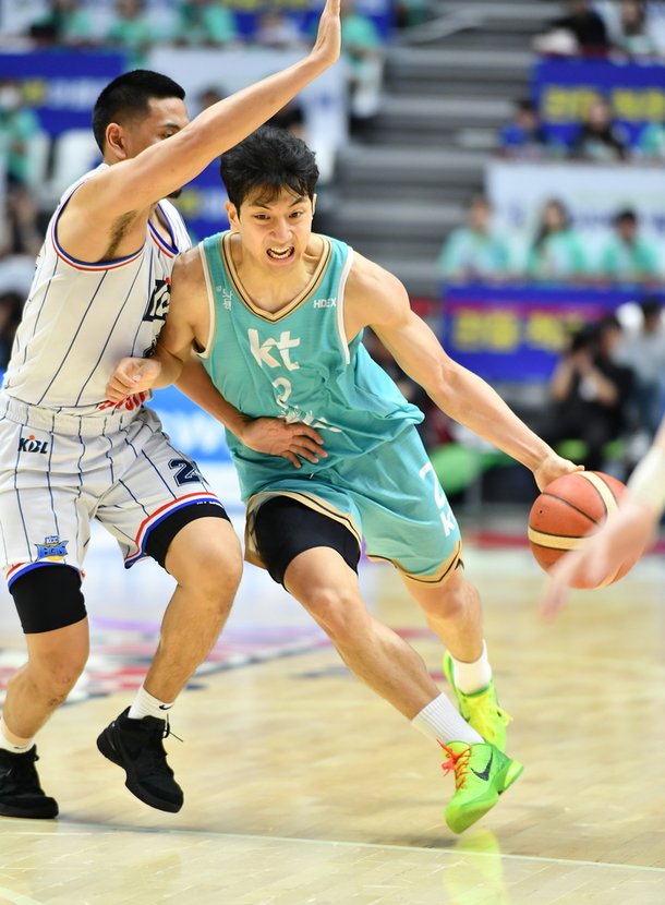 "참 대단했다" 허훈 풀타임 투혼에 적장도 칭찬···KT, KCC 꺾고 챔프전 1승1패 원점 : 네이트 스포츠