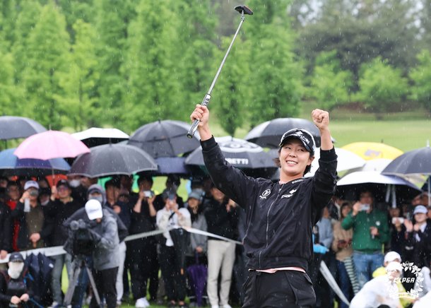 2024시즌 첫 KLPGA 다승자는 박지영, 비바람 뚫고 교촌 1991 레이디스오픈 정상 : 네이트 스포츠