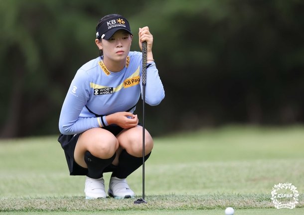 디펜딩 챔프 방신실 2022년 우승자 이가영과 공격골프 첫날 공동선두 "우승만 보며 절실한 마음으로" : 네이트 스포츠