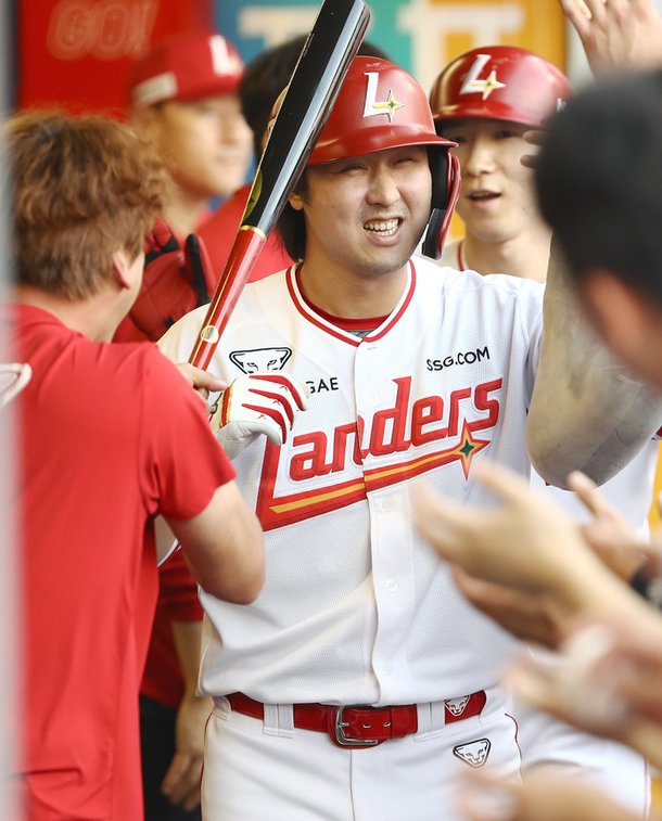 'SSG FA 3인방' 최정은 계약 확실·서진용은 재수…노경은의 거취는? : 네이트 스포츠