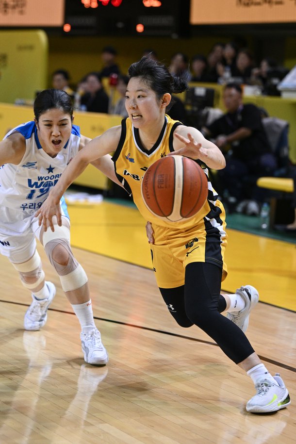 박지수 없어도 선전하는 KB, 우리은행 꺾고 '홈 17연승' WKBL 최고 기록 작성 : 네이트 스포츠