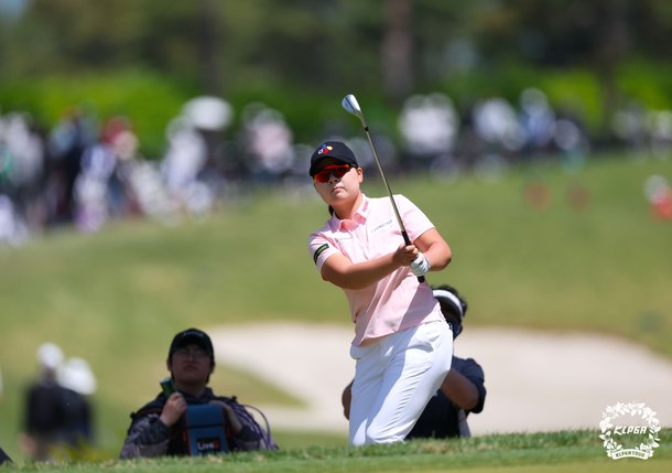 흔들리던 홍정민 '짜릿한 16번홀 버디'…시즌 첫 메이저대회 KLPGA 챔피언십 제패, 3년 만에 통산 2승 : 네이트 스포츠