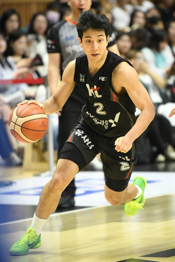 형 허웅과 11년 만에 한솥밥 먹게 된 'FA 최대어' 허훈···KCC, 5년·보수총액 8억원에 허훈 영입, '역대급' 슈퍼팀 구축[오피셜] : 네이트 스포츠