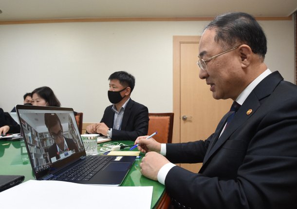 홍남기, IMF에 "통화바스킷 확대하자" 제안 : 네이트 뉴스