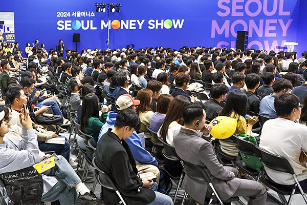 Seoul Money Show attracts record 15,000 visitors on first day : 네이트 뉴스