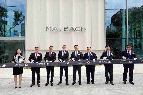 메르세데스-벤츠 코리아, 서울에 세계 최초의 '마이바흐 브랜드 센터' 열었다 : 네이트 뉴스