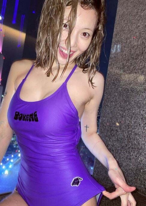 '41.3kg' 현아, 원피스 수영복 입고 볼륨감 뽐내 : 네이트 연예