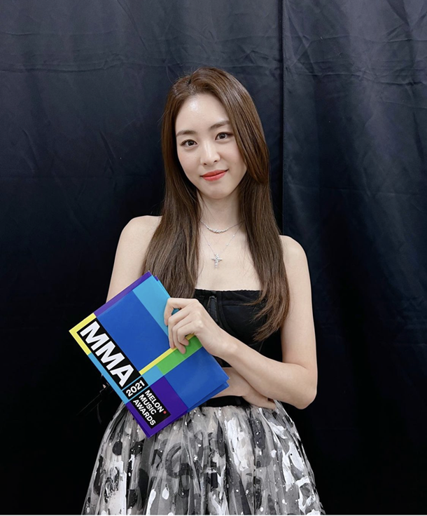 배우 이연희, 'MMA2021' 과감한 코르셋 드레스룩 공개 | 네이트 연예