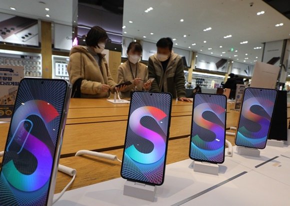 GOS 논란에도…갤럭시 S22, 출시 6주 만에 '100만대' 팔려 : 네이트 뉴스
