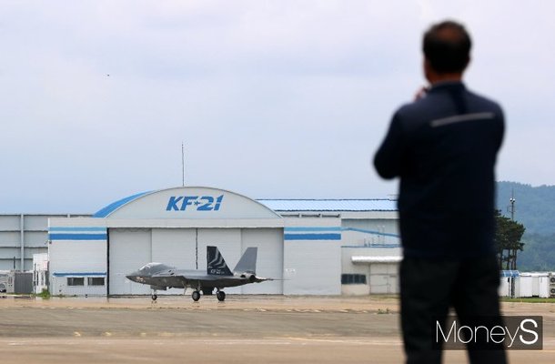 [머니S포토] 모습 드러낸 KF21 1호기 : 네이트 뉴스