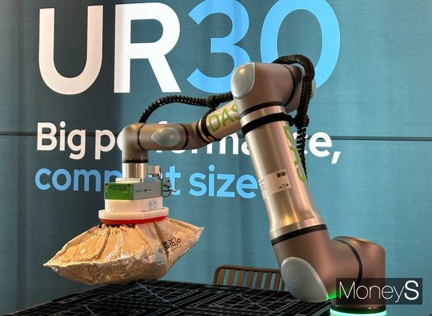 [르포] '20kg 쌀포대'도 거뜬…협동로봇계의 마동석 'UR30' : 네이트 뉴스