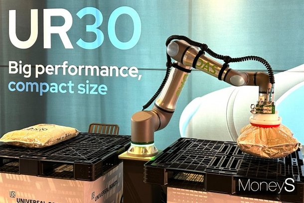 [르포] '20kg 쌀포대'도 거뜬…협동로봇계의 마동석 'UR30' : 네이트 뉴스