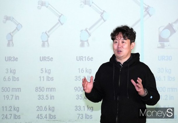 [르포] '20kg 쌀포대'도 거뜬…협동로봇계의 마동석 'UR30' : 네이트 뉴스