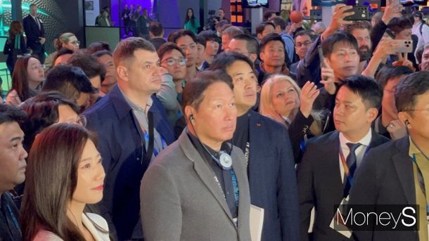 [CES 2025] 최태원, SKC 글라스 기판 손에 들더니…"방금 팔고 왔다" : 네이트 뉴스