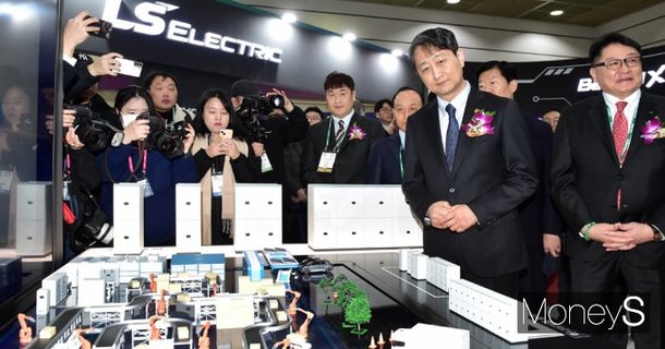 [머니S포토] KSGE 2025, LS일렉트릭 부스 참관하는 안덕근 장관 : 네이트 뉴스