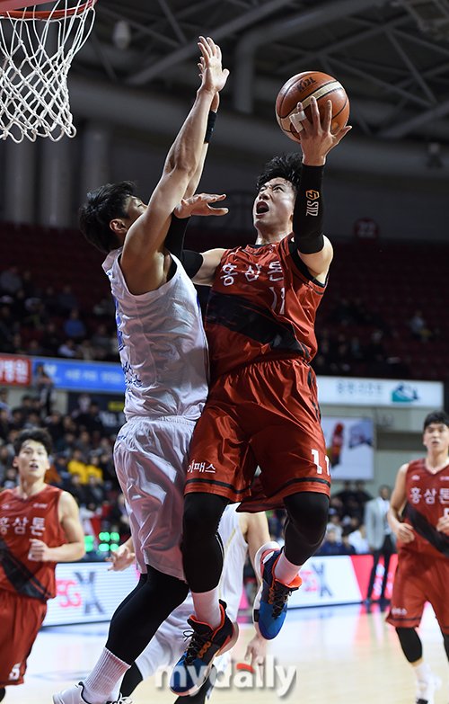 '테리 23득점·3점슛 16개' KGC, 홈 7연승 질주…KCC 6연승 실패 : 네이트 스포츠