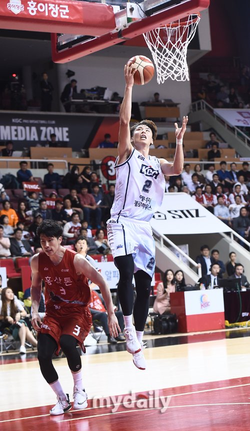 '송교창-이정현 활약' KCC, KGC 꺾고 4위 사수 : 네이트 스포츠