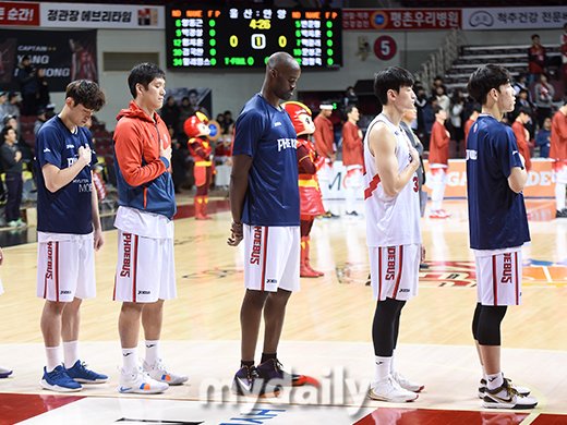 [MD포토] KBL 무대 모습 드러낸 오카포 'NBA 신인왕 출신의 실력은?' : 네이트 스포츠