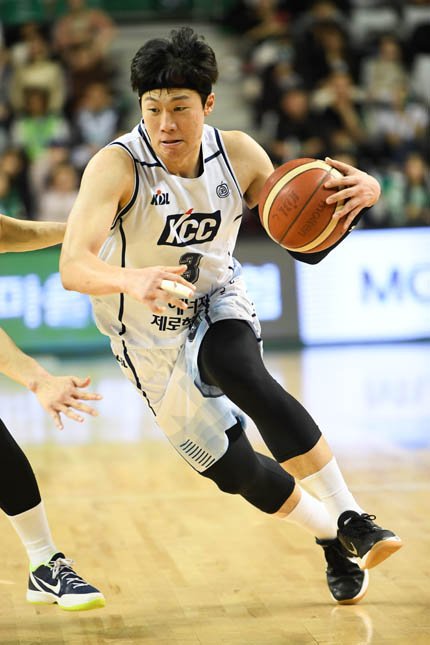 '이정현 19점' KCC, DB 꺾고 3연패 탈출…공동 4위 : 네이트 스포츠