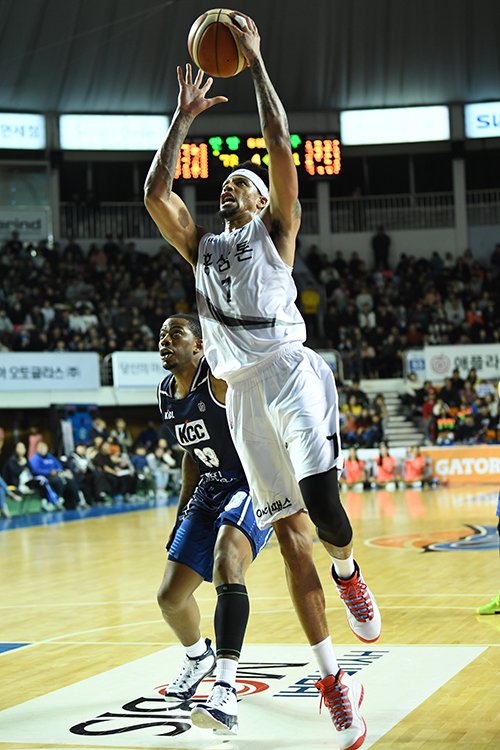 '맥컬러 33득점' KGC, KCC에 17점차 대역전극 : 네이트 스포츠