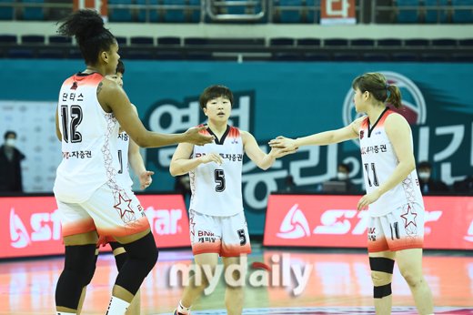 [MD포토] 기뻐하는 BNK '5연패 탈출하자' : 네이트 스포츠