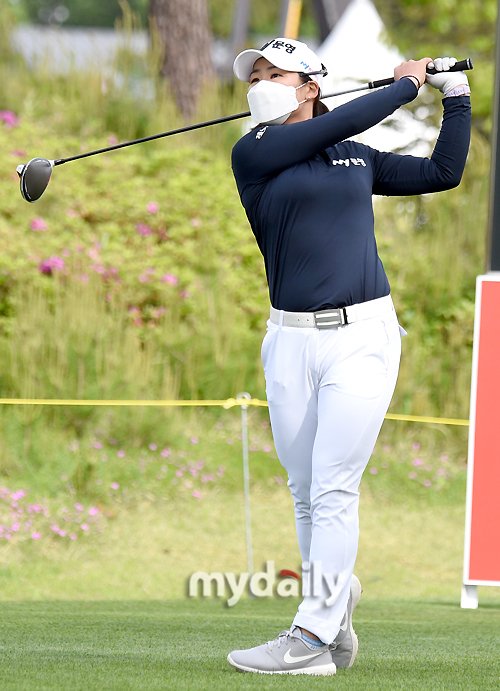 [MD포토] 조정민 '마스크쓰고 KLPGA챔피언십 참가했어요' : 네이트 스포츠