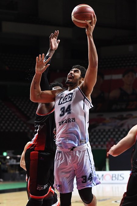 '데이비스 25점·13R' KCC, KT 23점차 완파…2연승[MD리뷰] : 네이트 스포츠