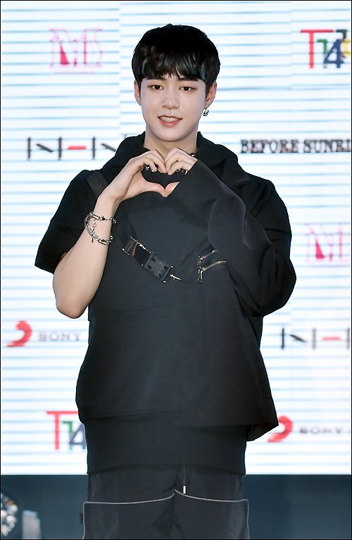 [MD포토] T1419 건우, '긴장 숨길 수 없는 미소' : 네이트 연예