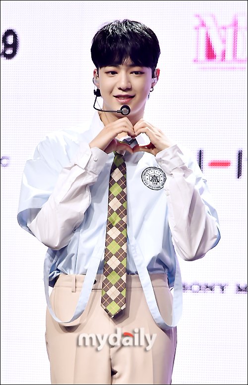 [MD포토] T1419 건우, '수줍게 만든 손하트' : 네이트 연예