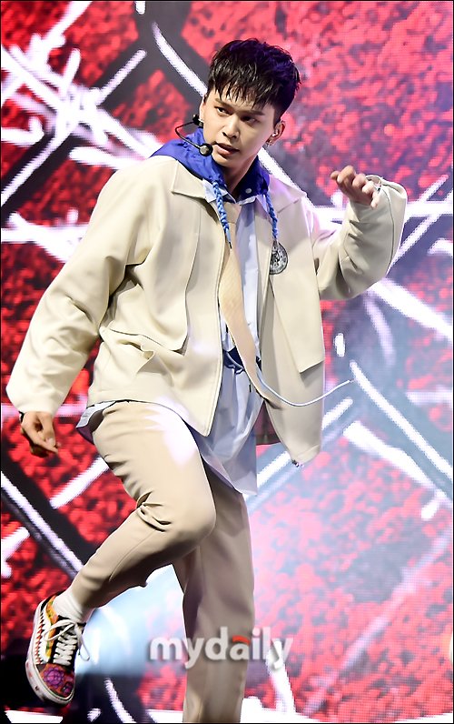 [MD포토] T1419 케빈, '무대 사로잡는 매력' : 네이트 연예