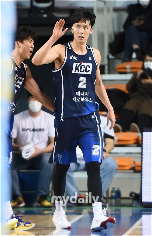 "답답&궁금" KCC 송교창, 1~2차전에 이어 3차전도 결장[MD인포] : 네이트 스포츠