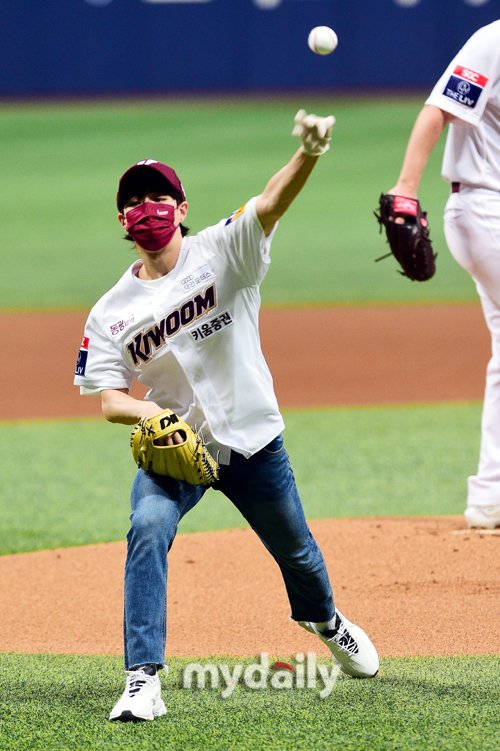 [MD포토] T1419 건우 '변화구로 스트라이크 던진다' : 네이트 연예