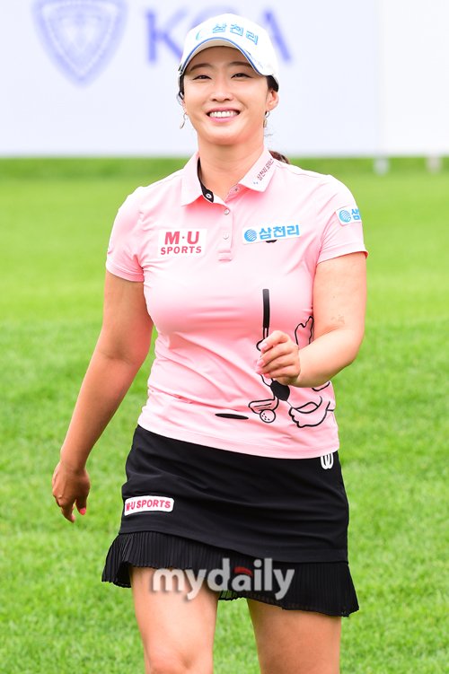 [MD포토] KLPGA 1,000라운드 눈 앞 홍란 '골프는 즐겨요' : 네이트 스포츠