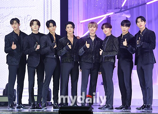 [MD포토] SF9 '엄지척 단체 포즈' : 네이트 연예