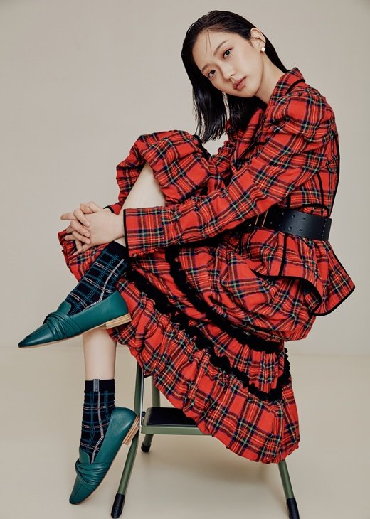 한지현, '170cm·43kg' 모델급 몸매…과감 포즈도 OK [화보] : 네이트 연예