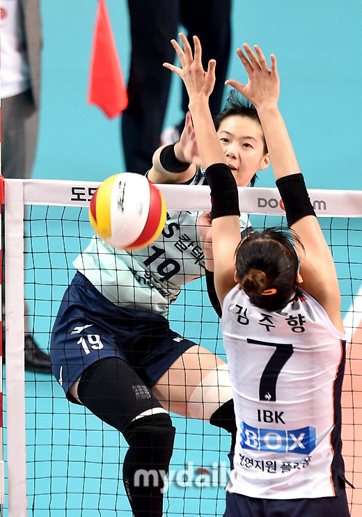 GS칼텍스 '라셈 빠진 IBK 상대로 거침없이 스파이크 강타' [MD화보] : 네이트 뉴스