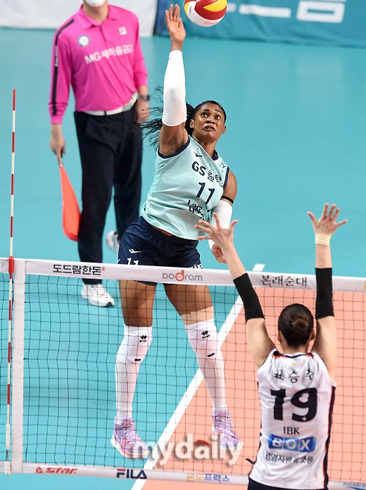 GS칼텍스 '라셈 빠진 IBK 상대로 거침없이 스파이크 강타' [MD화보] : 네이트 뉴스
