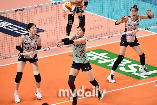 GS칼텍스 '라셈 빠진 IBK 상대로 거침없이 스파이크 강타' [MD화보] : 네이트 뉴스