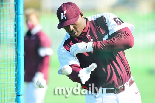 푸이그도 쩔쩔…'공으로 공치기' 원조는 ML 1652G 대타자 "유튜브 봤어요" : 네이트 스포츠