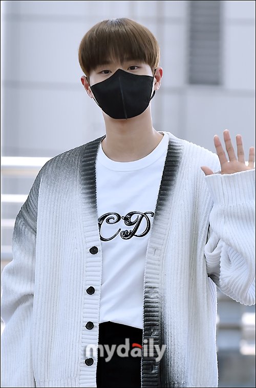 AB6IX 이대휘, '신나는 출국길' [MD포토] : 네이트 연예