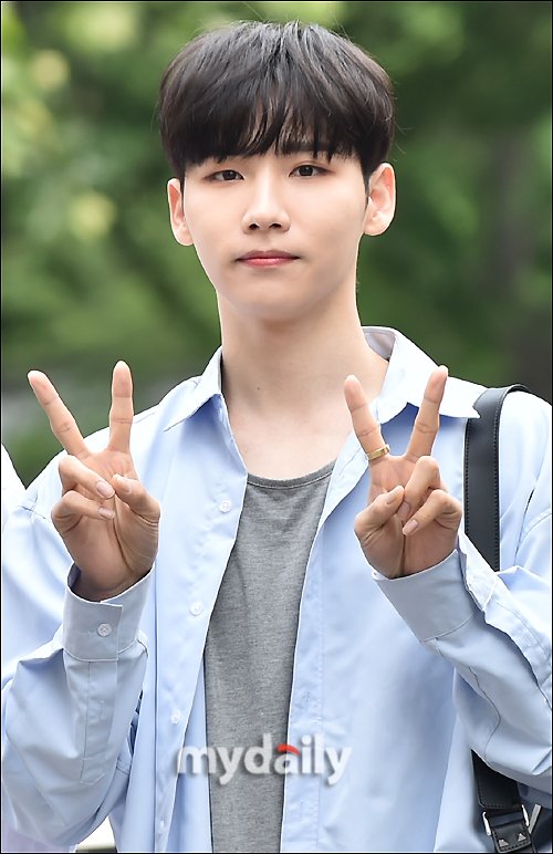 AB6IX 전웅, '귀엽게 쌍브이~' [MD포토] : 네이트 연예