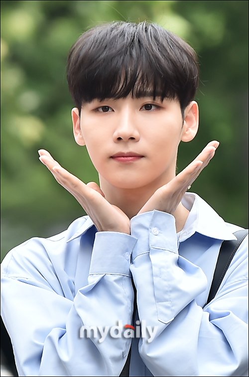 AB6IX 전웅, '귀엽게 쌍브이~' [MD포토] : 네이트 연예